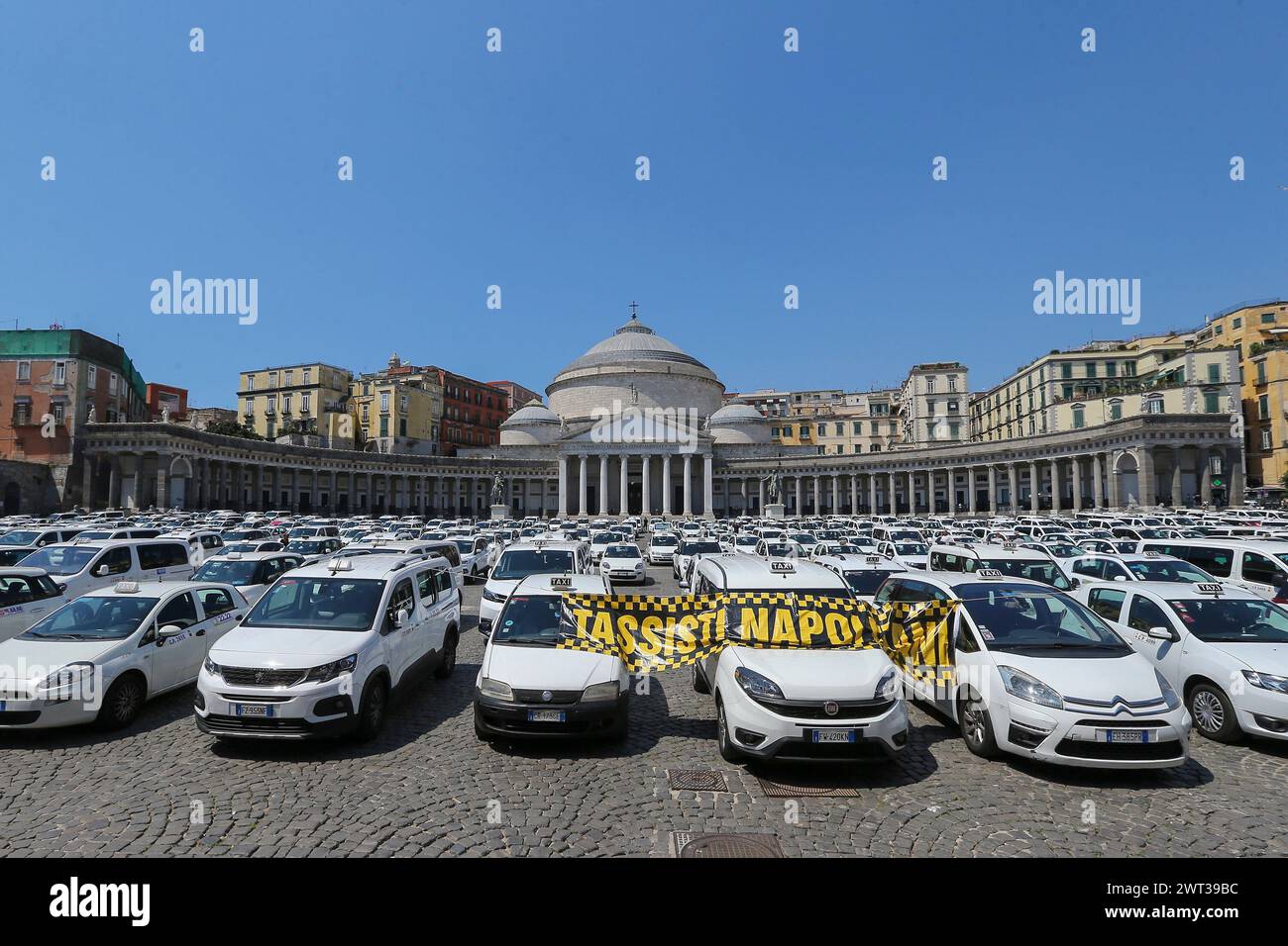 Over 500 taxis in Plebiscito square in Naples, due to the protest of ...
