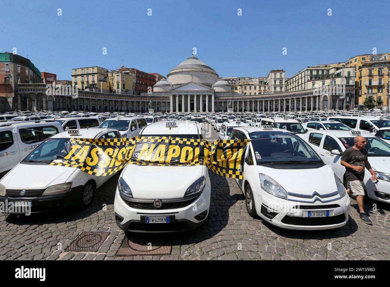 Over 500 taxis in Plebiscito square in Naples, due to the protest of ...