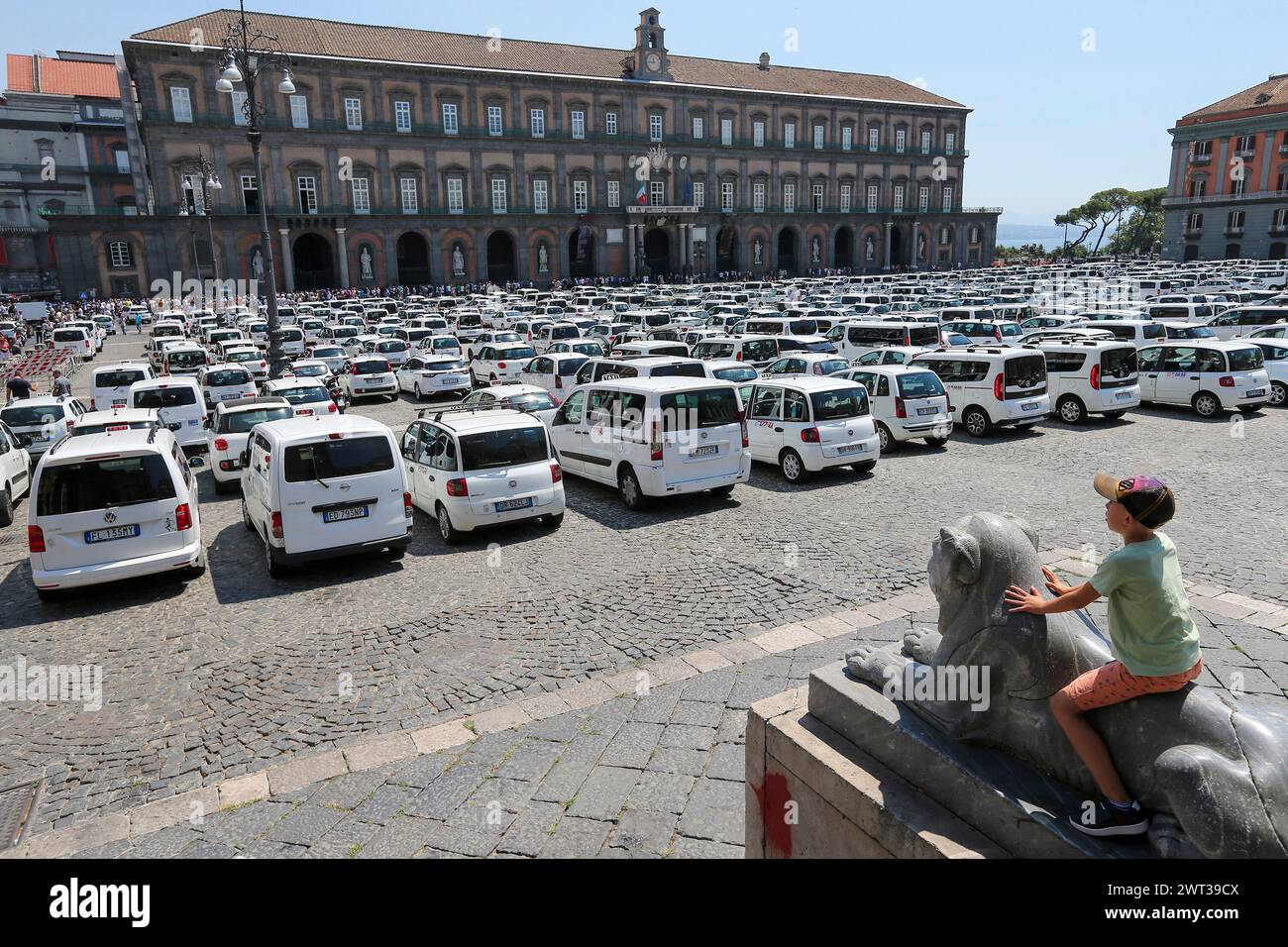 Over 500 taxis in Plebiscito square in Naples, due to the protest of ...