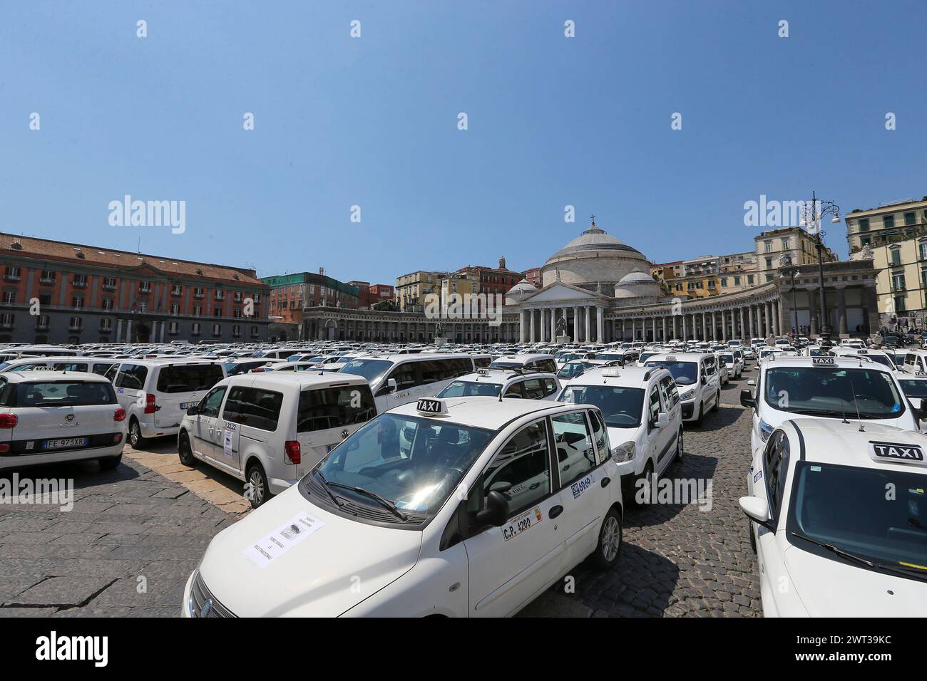 Over 500 taxis in Plebiscito square in Naples, due to the protest of ...