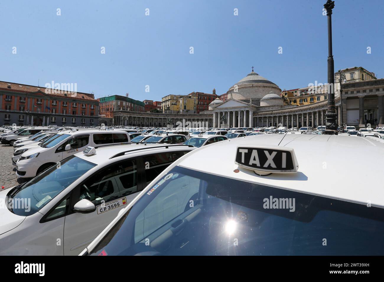 Over 500 taxis in Plebiscito square in Naples, due to the protest of ...