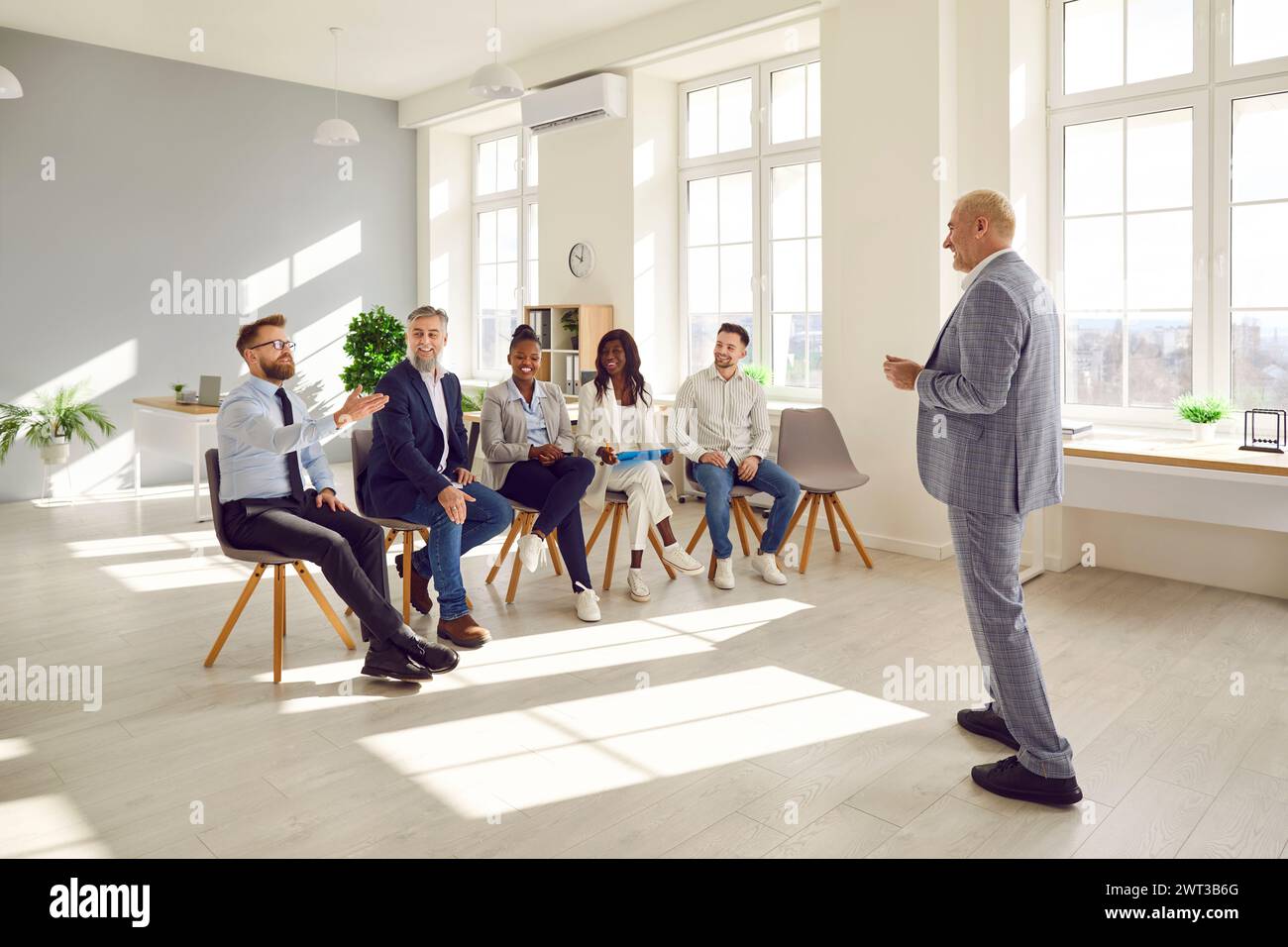 Business woman leader talking hi-res stock photography and images - Alamy