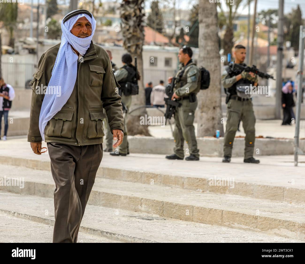 Palestinian man wearing keffiyeh israeli hi-res stock photography and ...