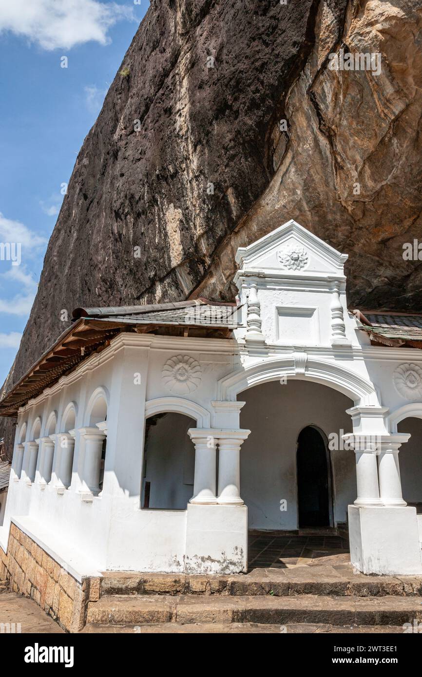 Sri Lanka, Bambulla, Golden Temple, Temple craved in the rock, Cave ...