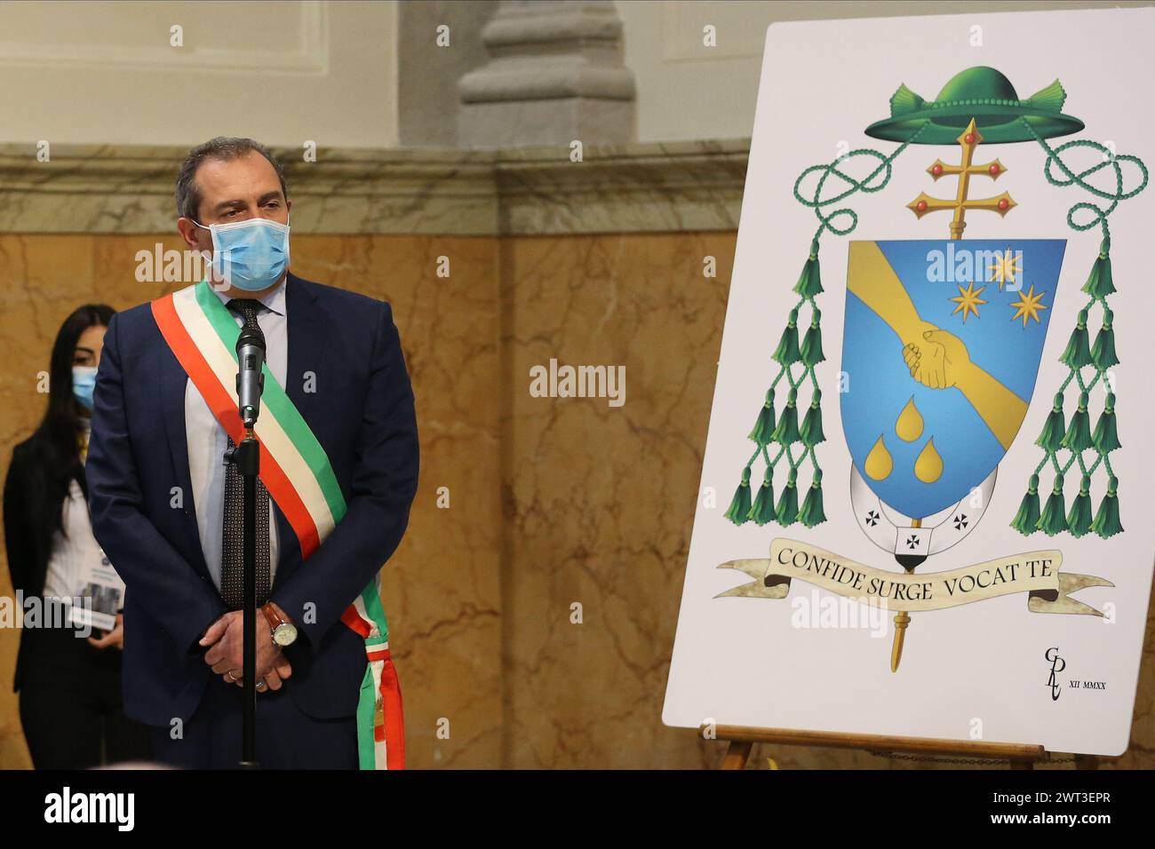 The mayor of Naples. Luigi de Magistris, with a mask to protect himself ...