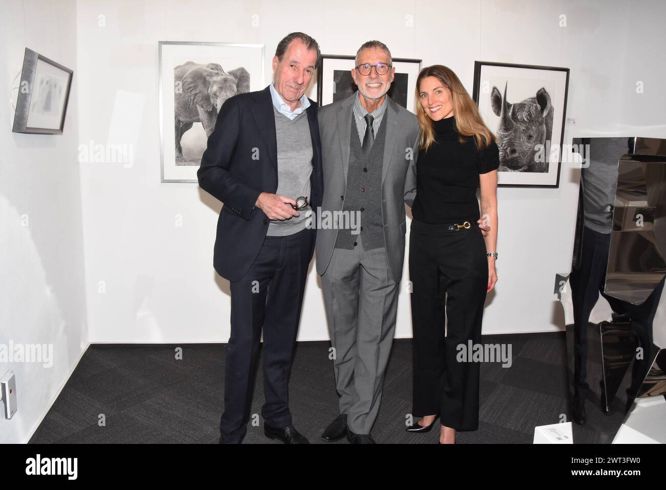 Andreas Baumgartl Galerist Dan Pyle-Zeichenkuenstler vor seinen Bildern ...