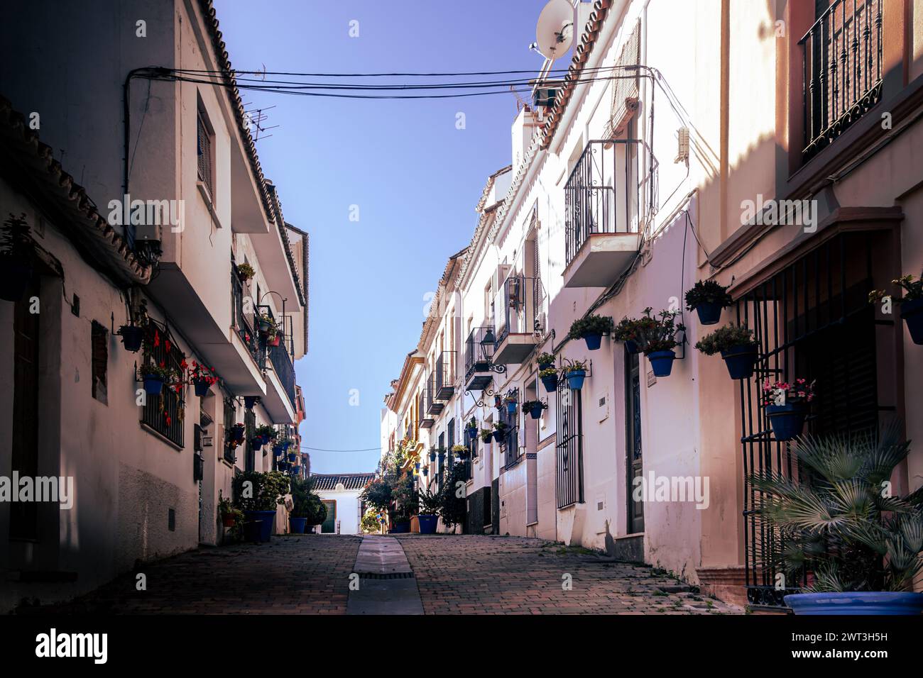 Historic narrow and quite backstreets of old Estepona, Andalusia, Spain ...