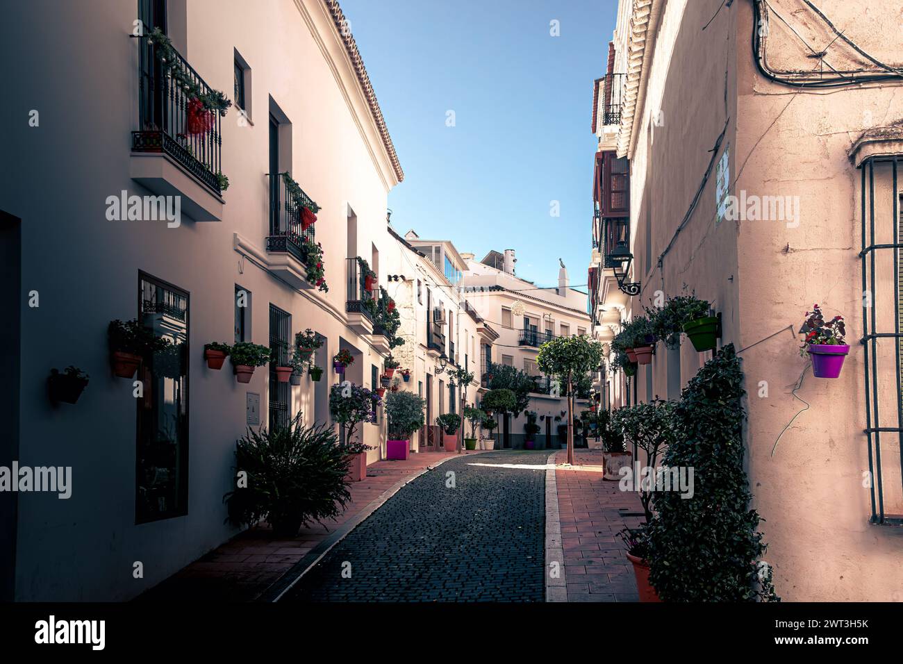 Historic narrow and quite backstreets of old Estepona, Andalusia, Spain ...