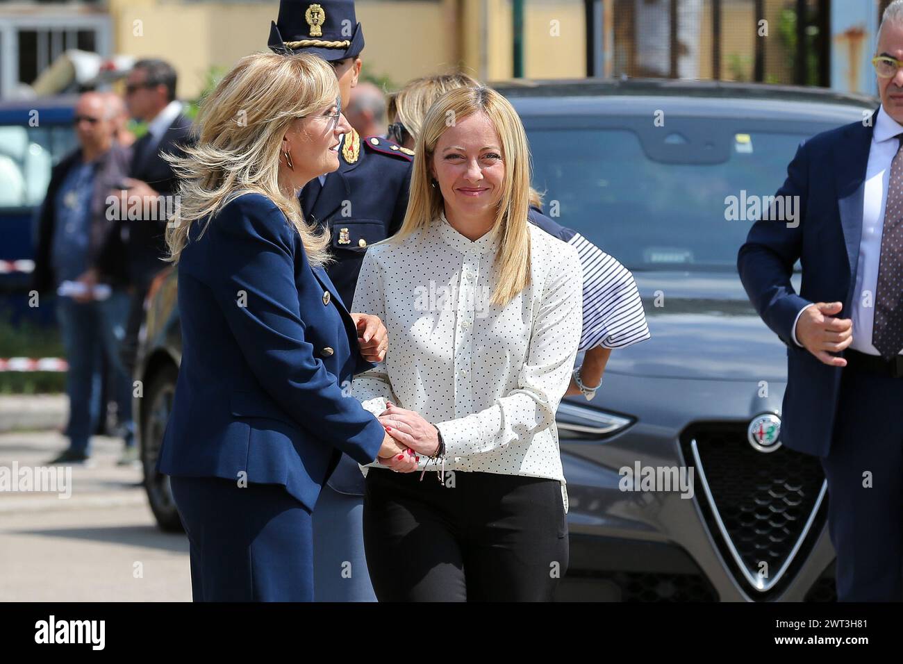 The Prime Minister, Giorgia Meloni, meets the director of the school ...