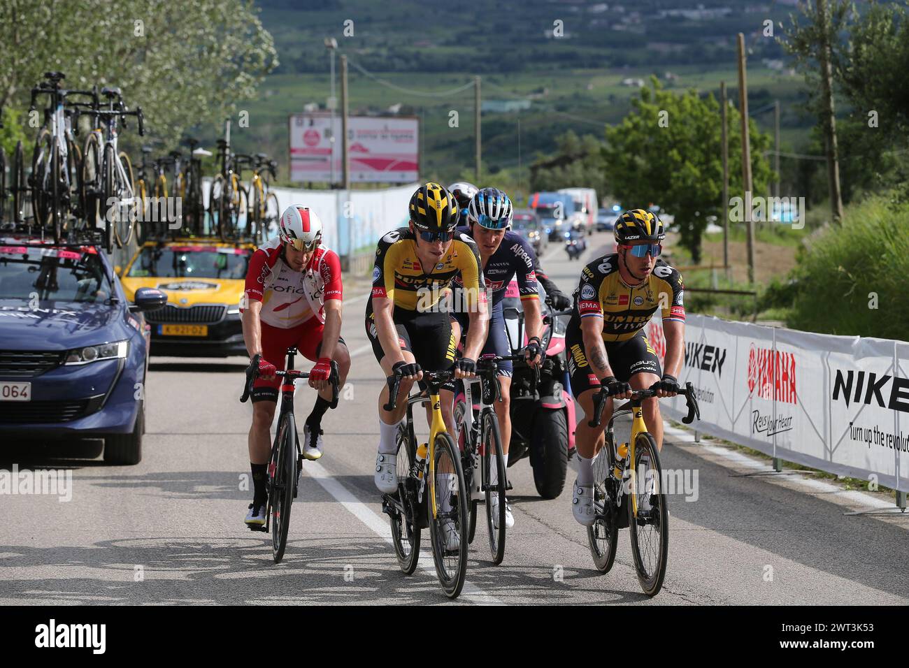 The cyclist David Dekker, of the Jumbo-Visma Team, with Attilio Viviani ...