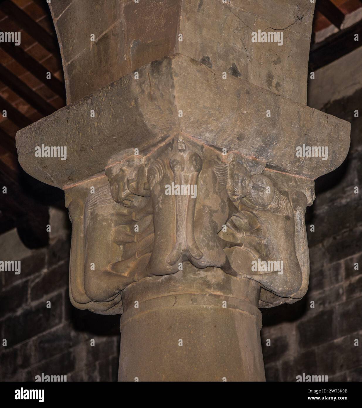 Pieve di Gropina, un capitello Stock Photo - Alamy