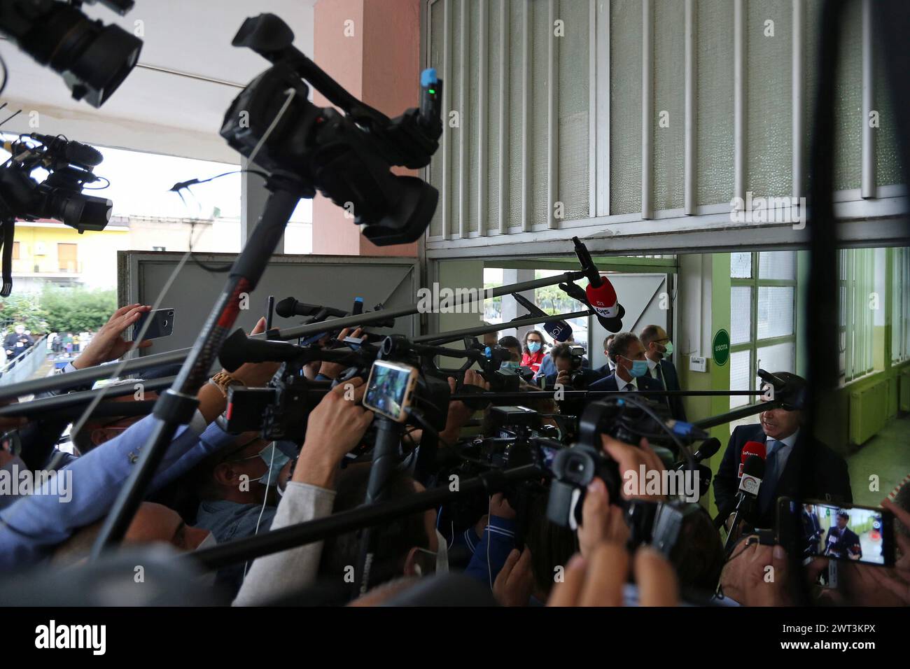 Journalists and TV operators crowded and badly assembled to interview ...