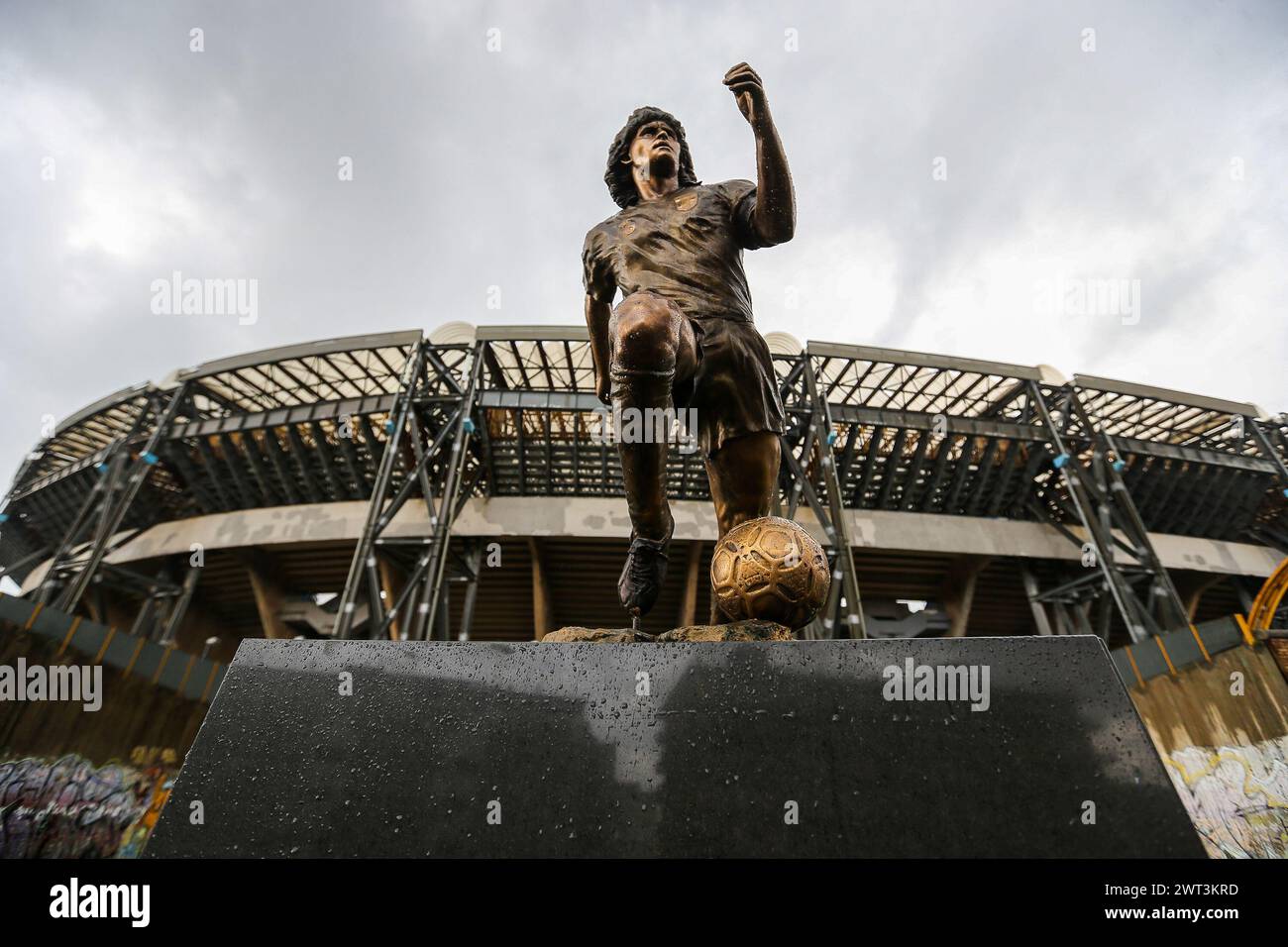The statue of Diego Armando Maradona, by the sculptor Domenico Sepe, in ...