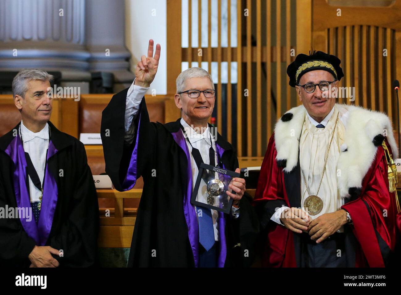 The CEO of Apple, Tim Cook, receives from the rector Matteo Lorito (on ...