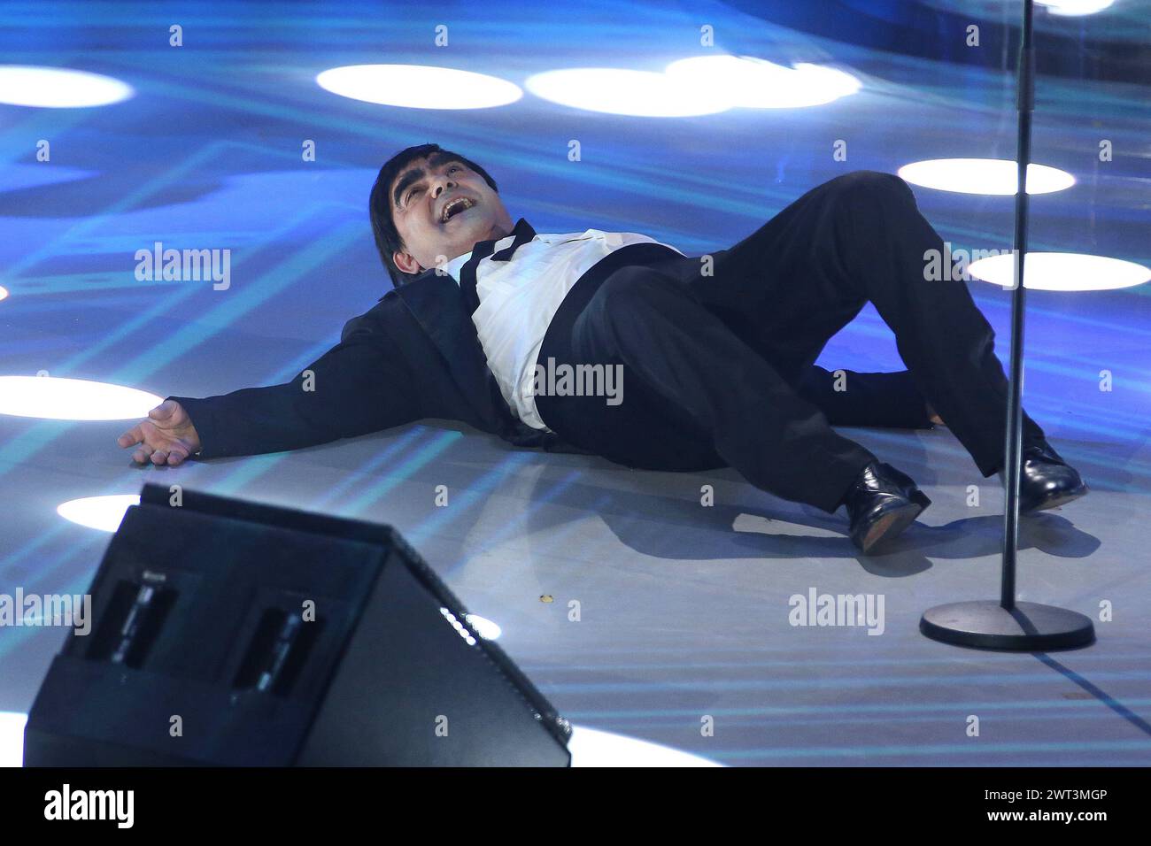 The singer Elio, falls to the ground, during the TV show Una Storia Da ...