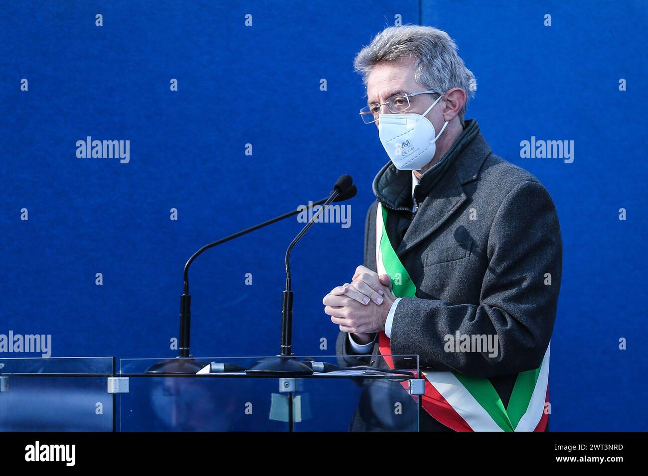 The mayor of Naples, Gaetano Manfredi (with a mask to protect himself ...