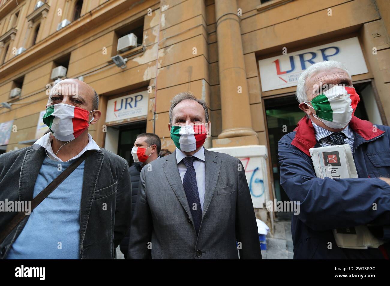 A group of restaurant owners, in front of the headquarters of the ...