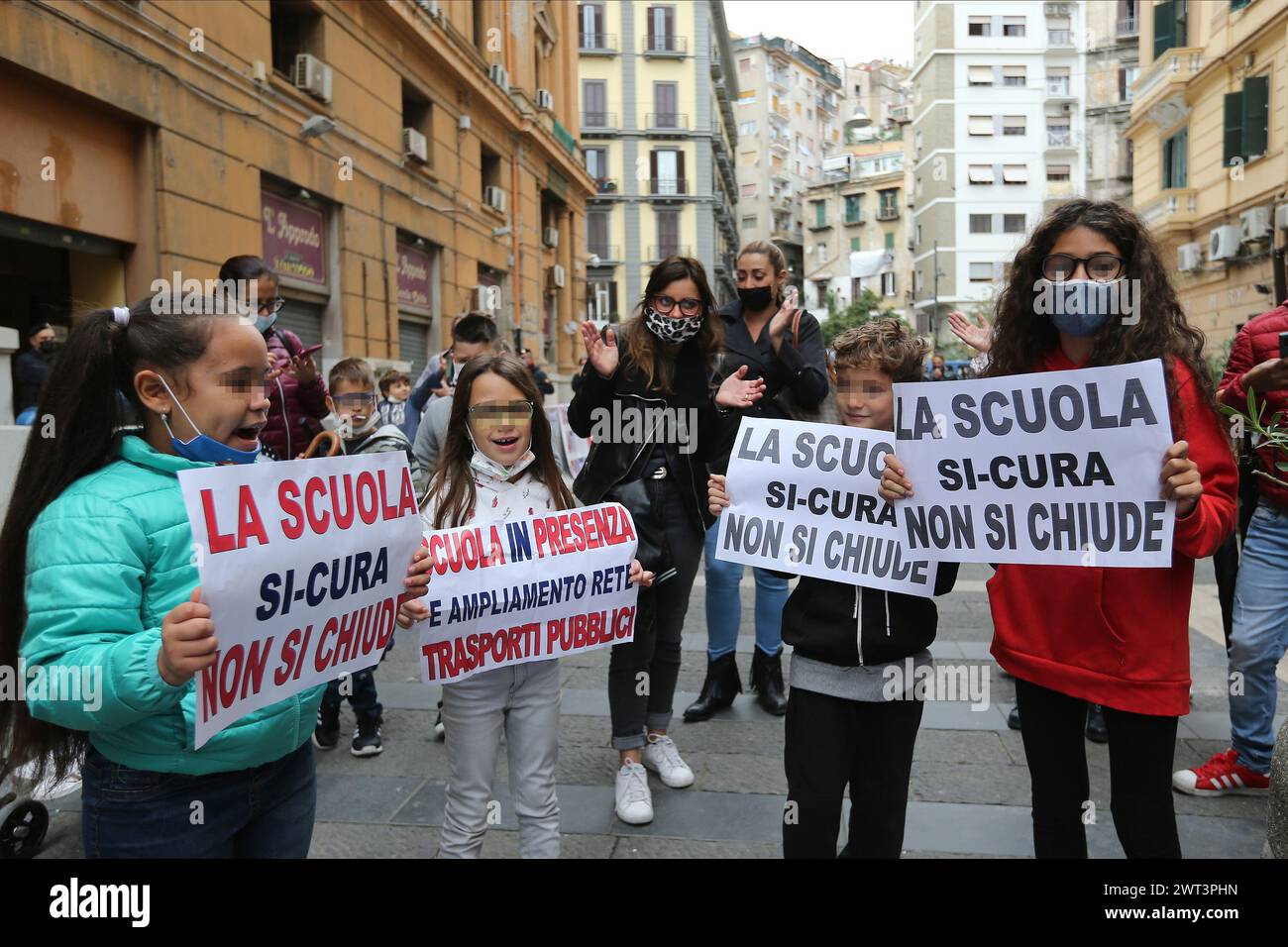 Students of elementary schools, with placards, in front of the Campania ...