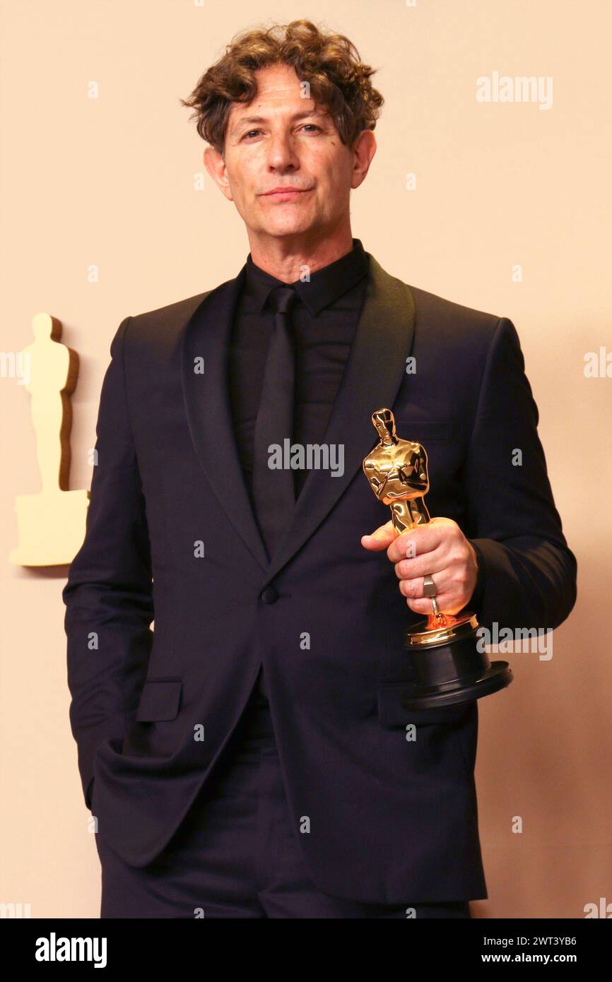 Jonathan Glazer mit dem Oscar für den besten internationalen Film The ...