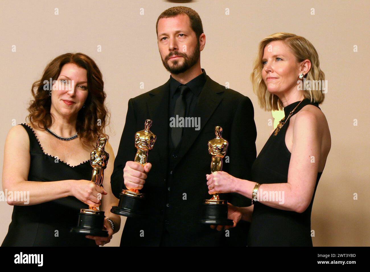 Raney Aronson-Rath, Mstyslav Chernov und Michelle Mizner mit den Oscars ...