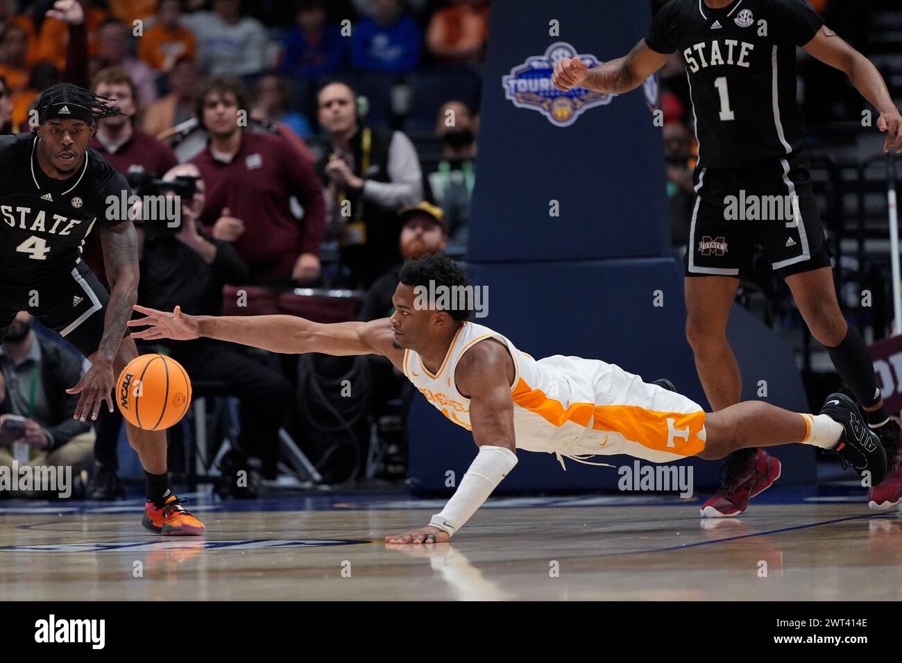 Tennessee forward Tobe Awaka (11) dives for the ball in front of ...