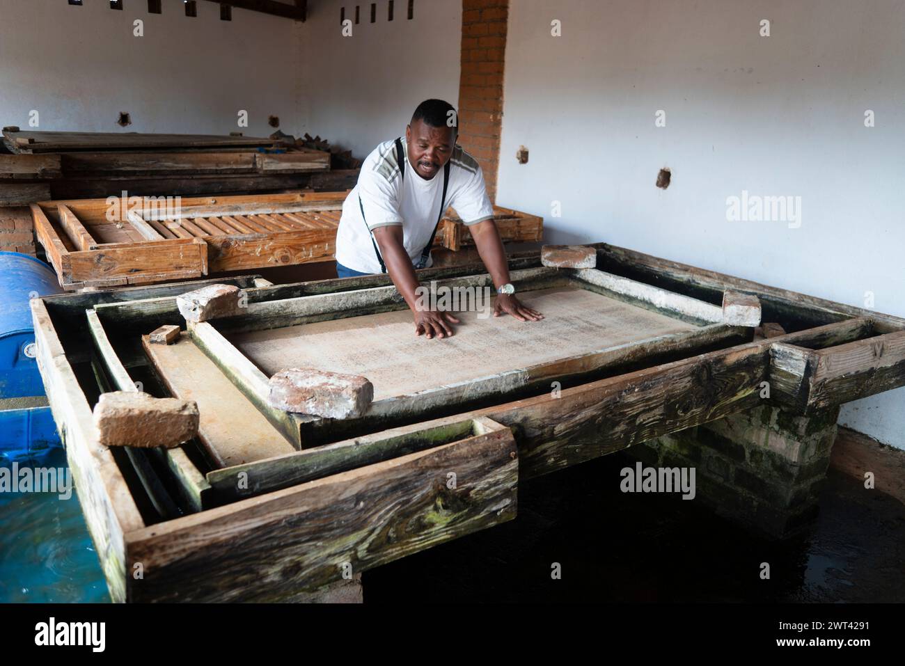 Paper making frames hi-res stock photography and images - Alamy