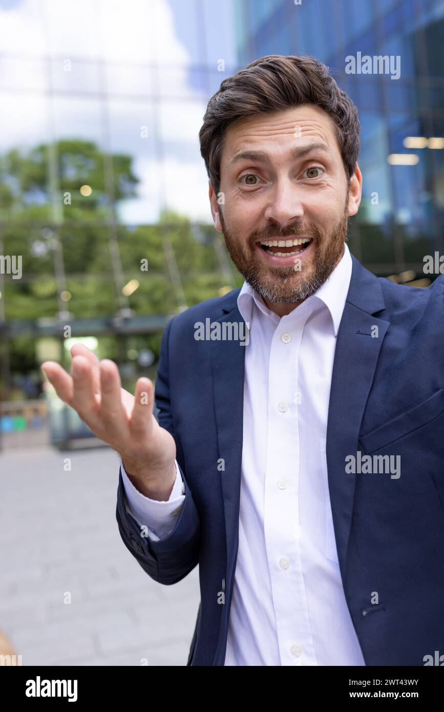 Vertical video call center manager hi-res stock photography and images ...