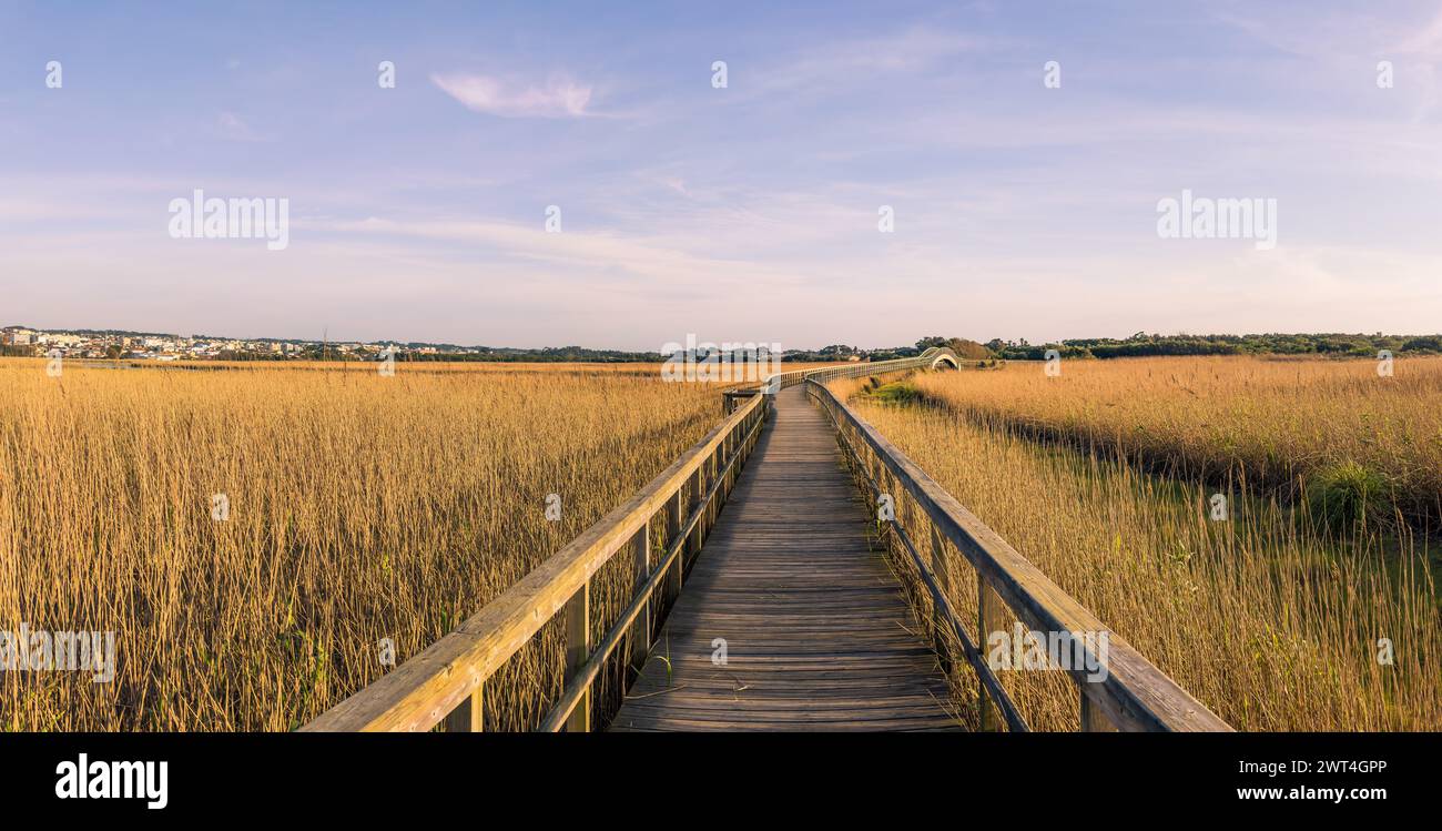 Wooden structure on the footbridges of Barrinha de Esmoriz with water ...