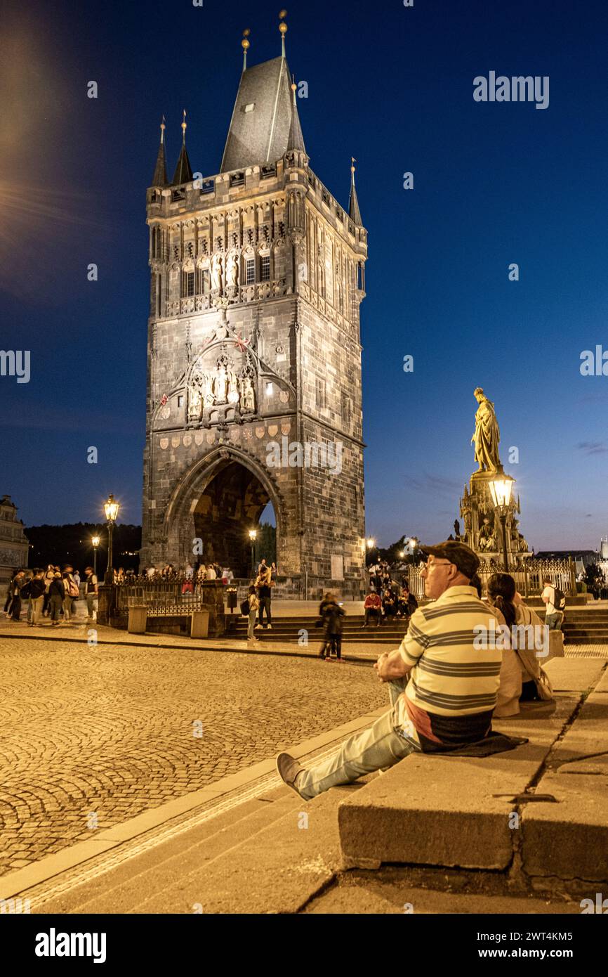 Night view of tower on Charles Bridge. Praga, Czech Republic Stock ...