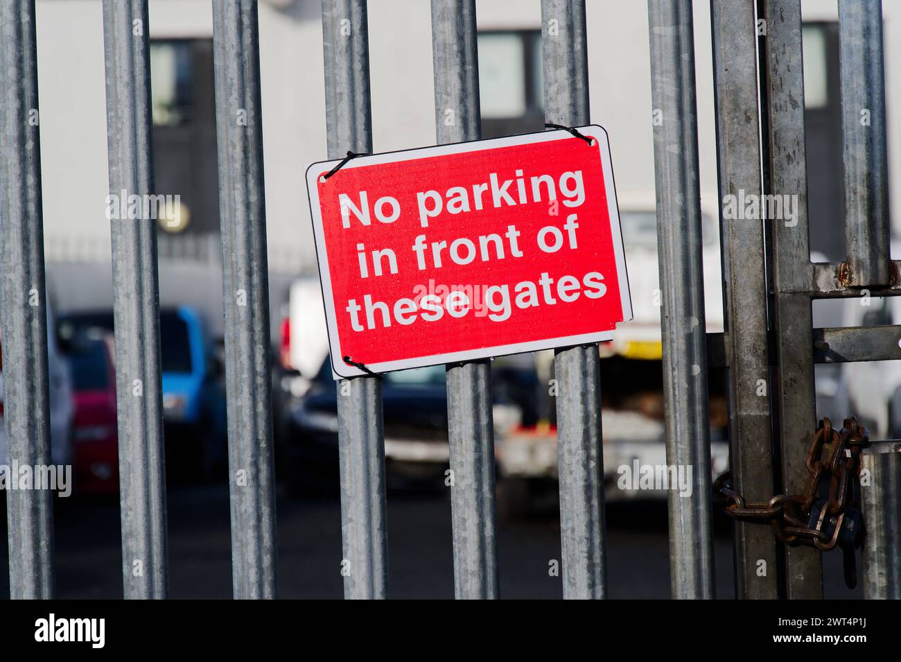 No parking in front of these gates sign Stock Photo - Alamy