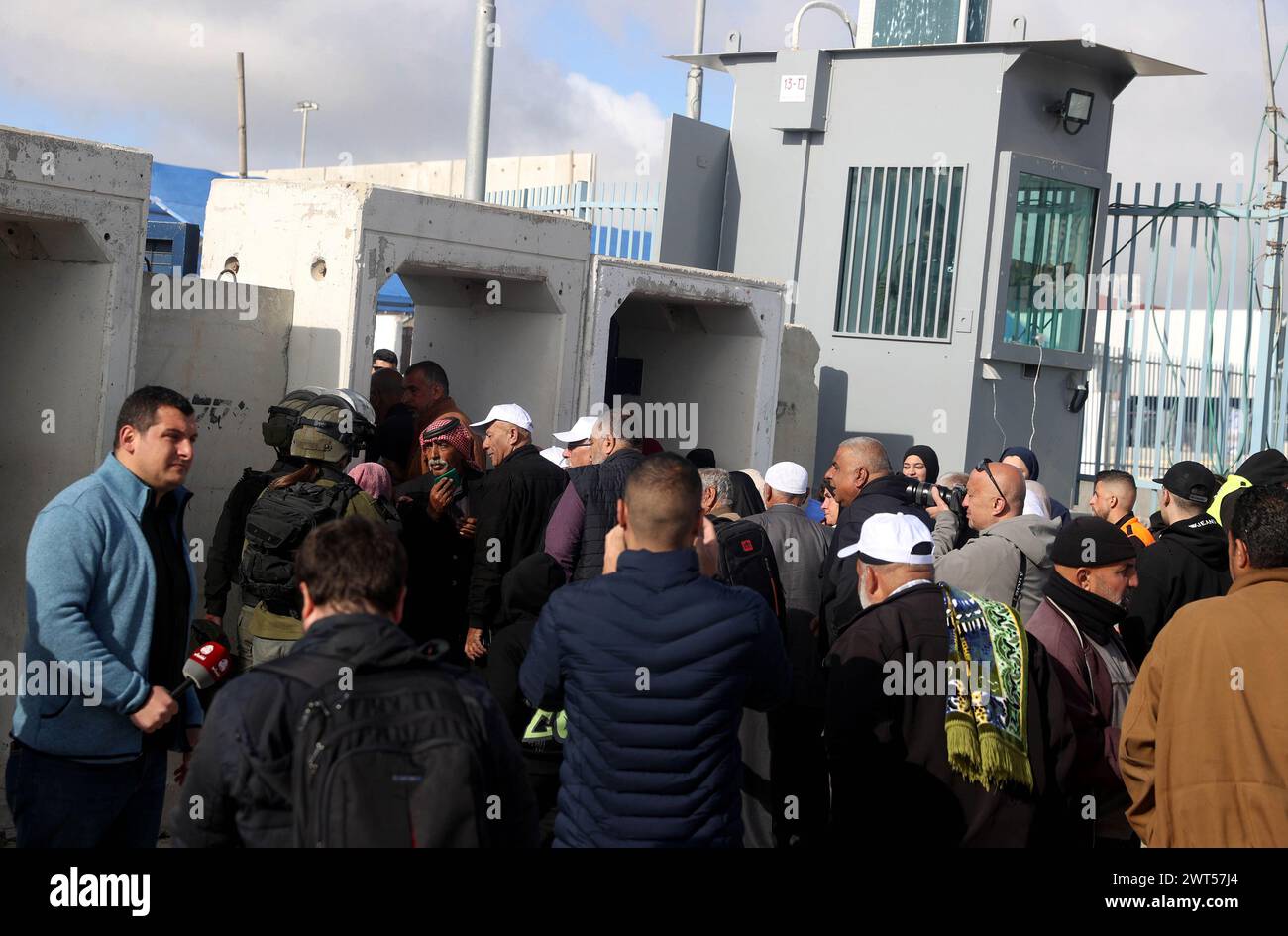 Ramallah. 15th Mar, 2024. Palestinian people cross the Qalandia ...
