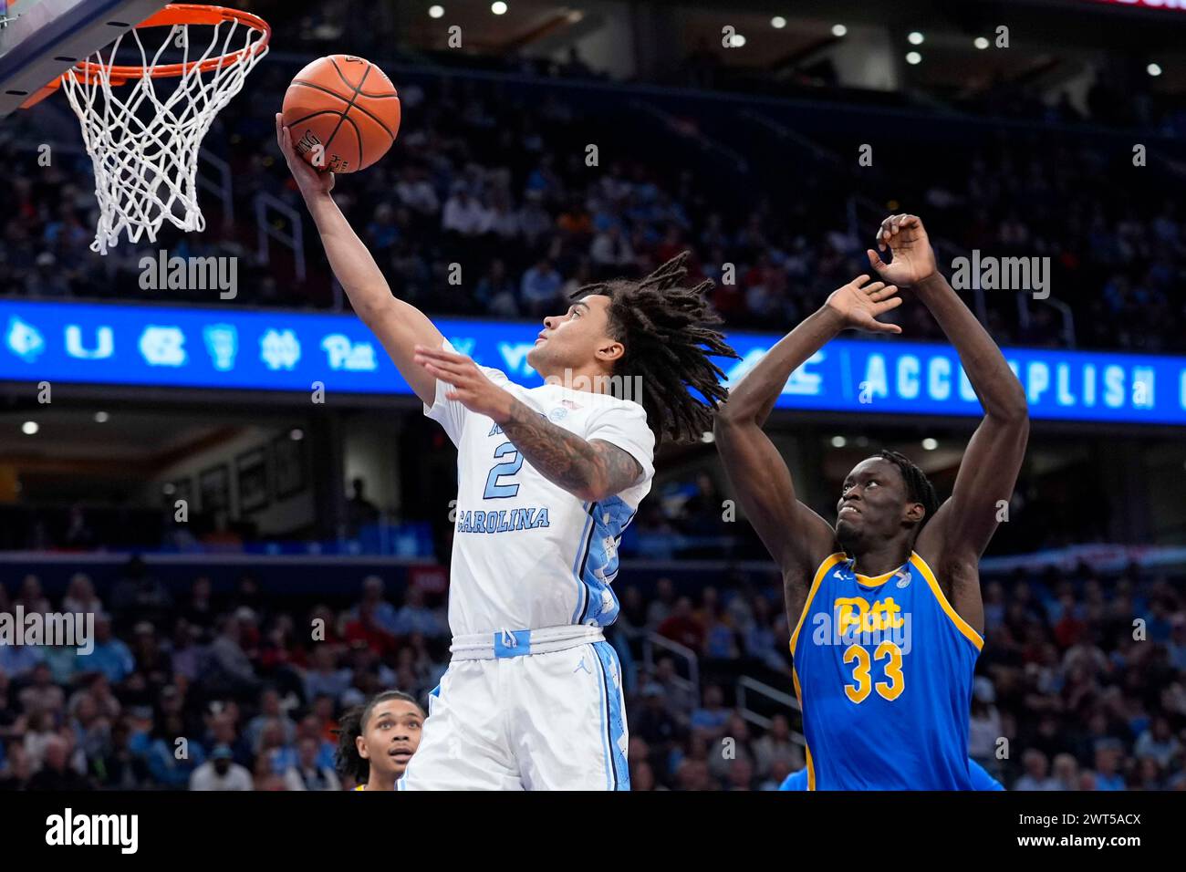 North Carolina guard Elliot Cadeau (2) drives to the basket past ...