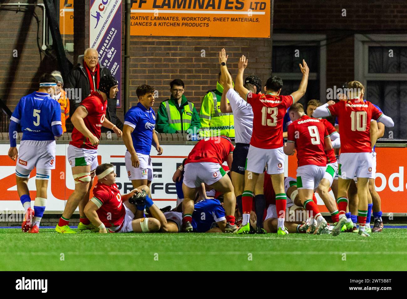 Referee reuben keane hi-res stock photography and images - Alamy