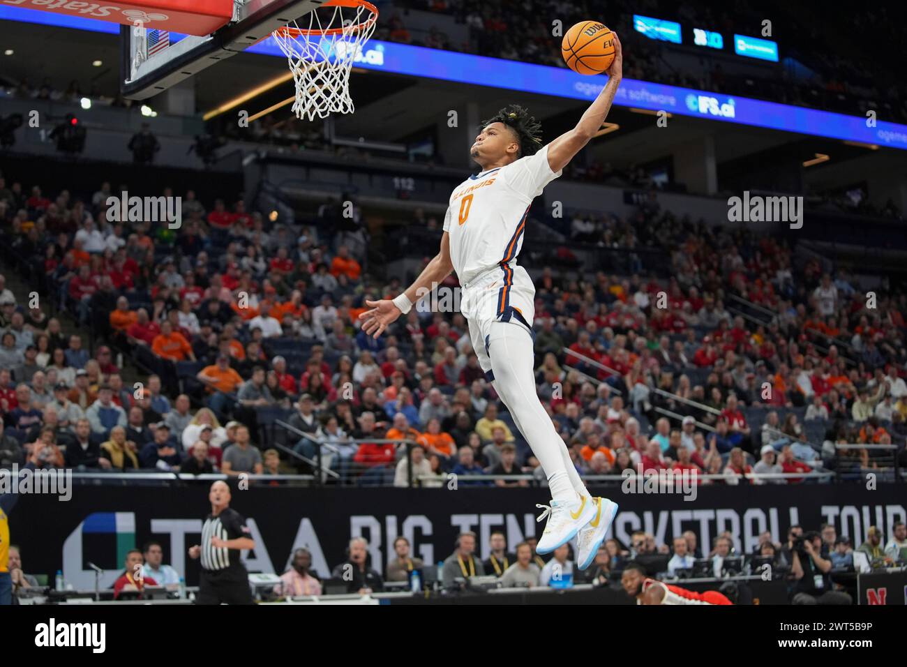 Illinois guard Terrence Shannon Jr. (0) goes up for a dunk during the ...