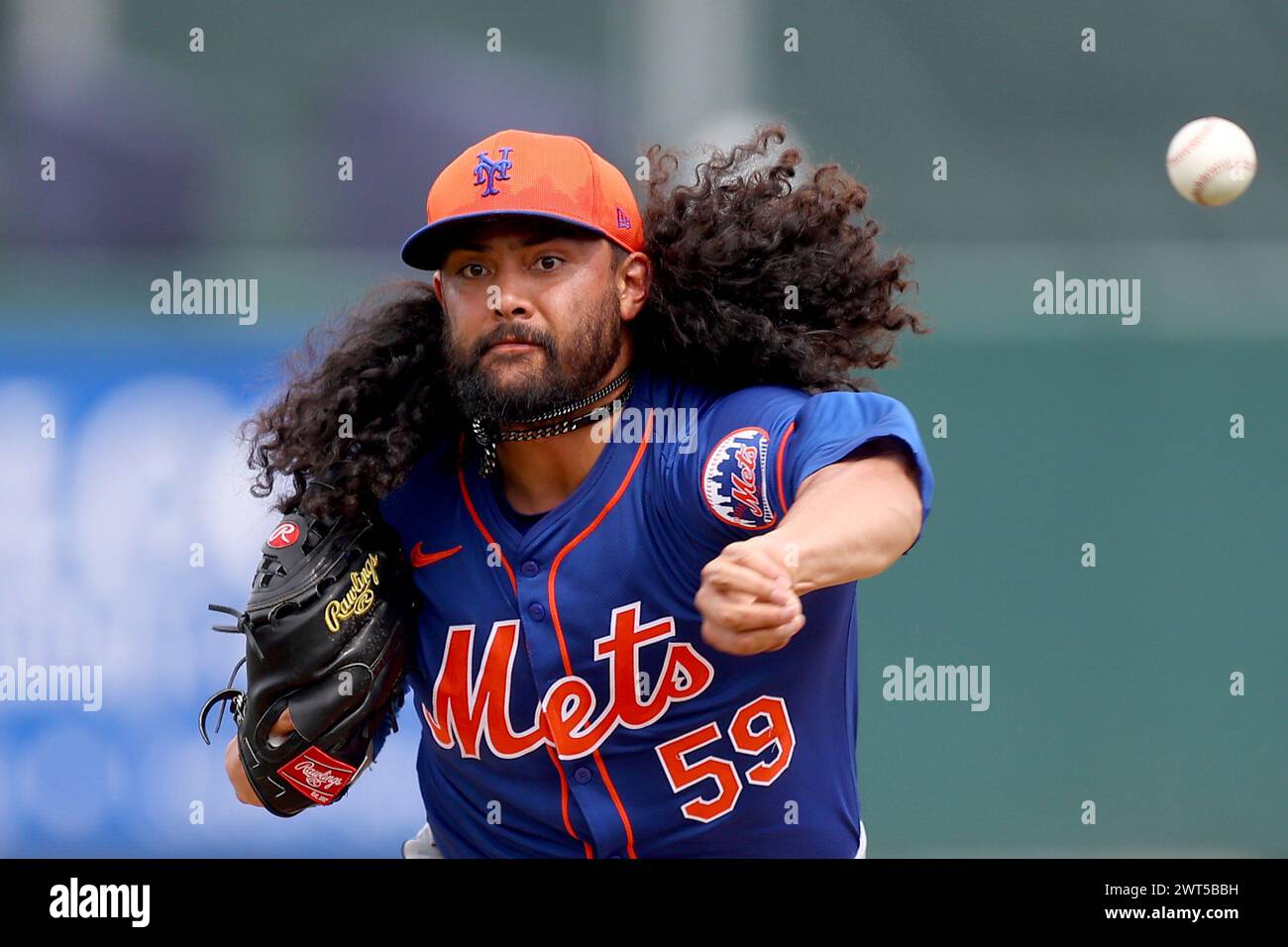New York Mets relief pitcher Sean Manaea #59 throws during the first ...