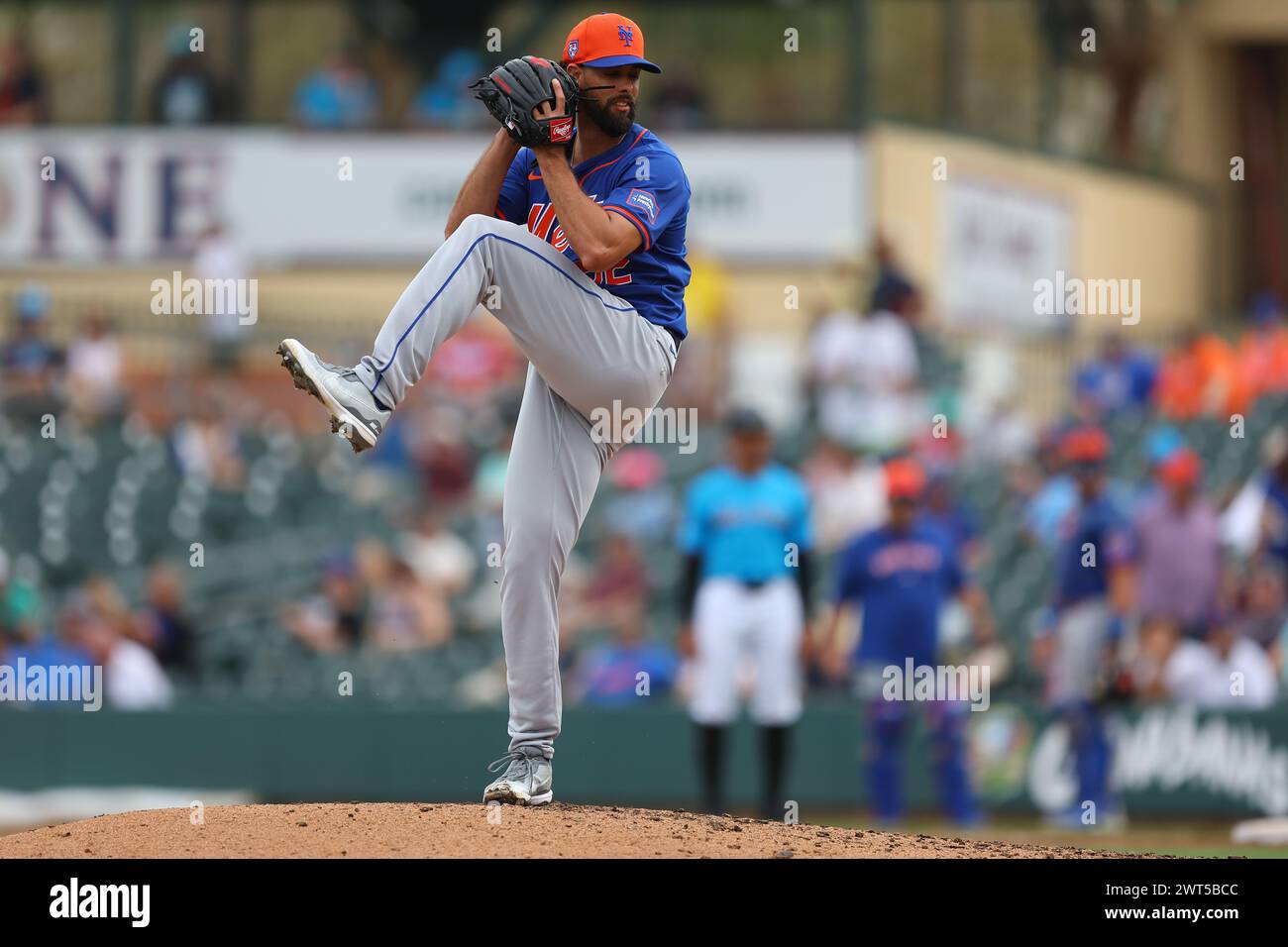 New York Mets relief pitcher Jorge López #52 throws during the fifth ...