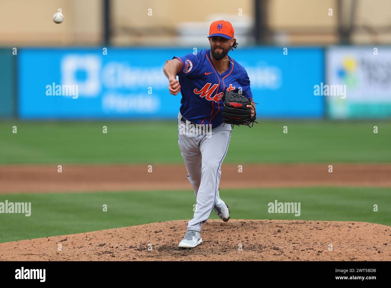 New York Mets relief pitcher Jorge López #52 throws during the fifth ...