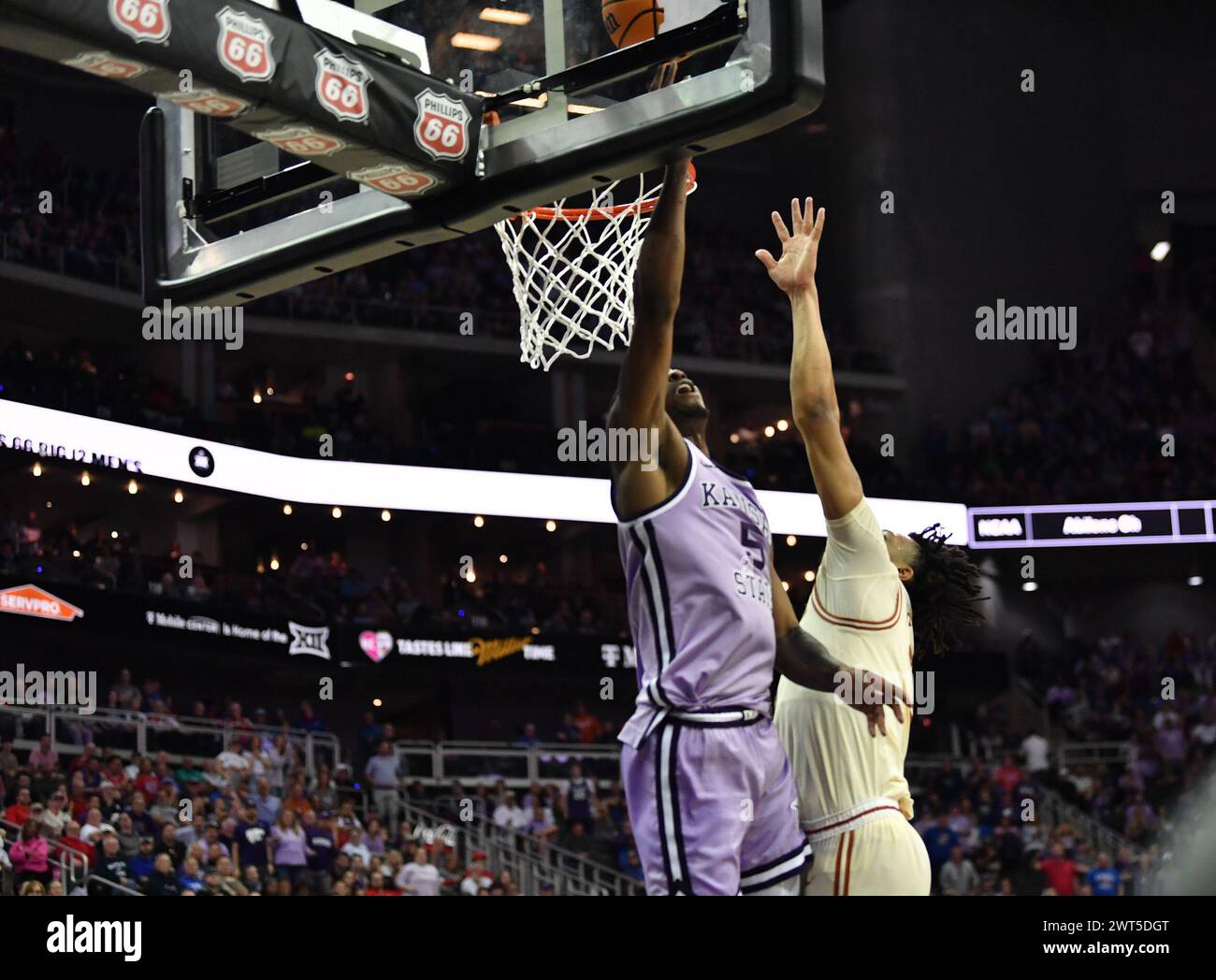 Kansas City, Missouri, USA. 13th Mar, 2024. KSU (5) Cam Carter lays up ...