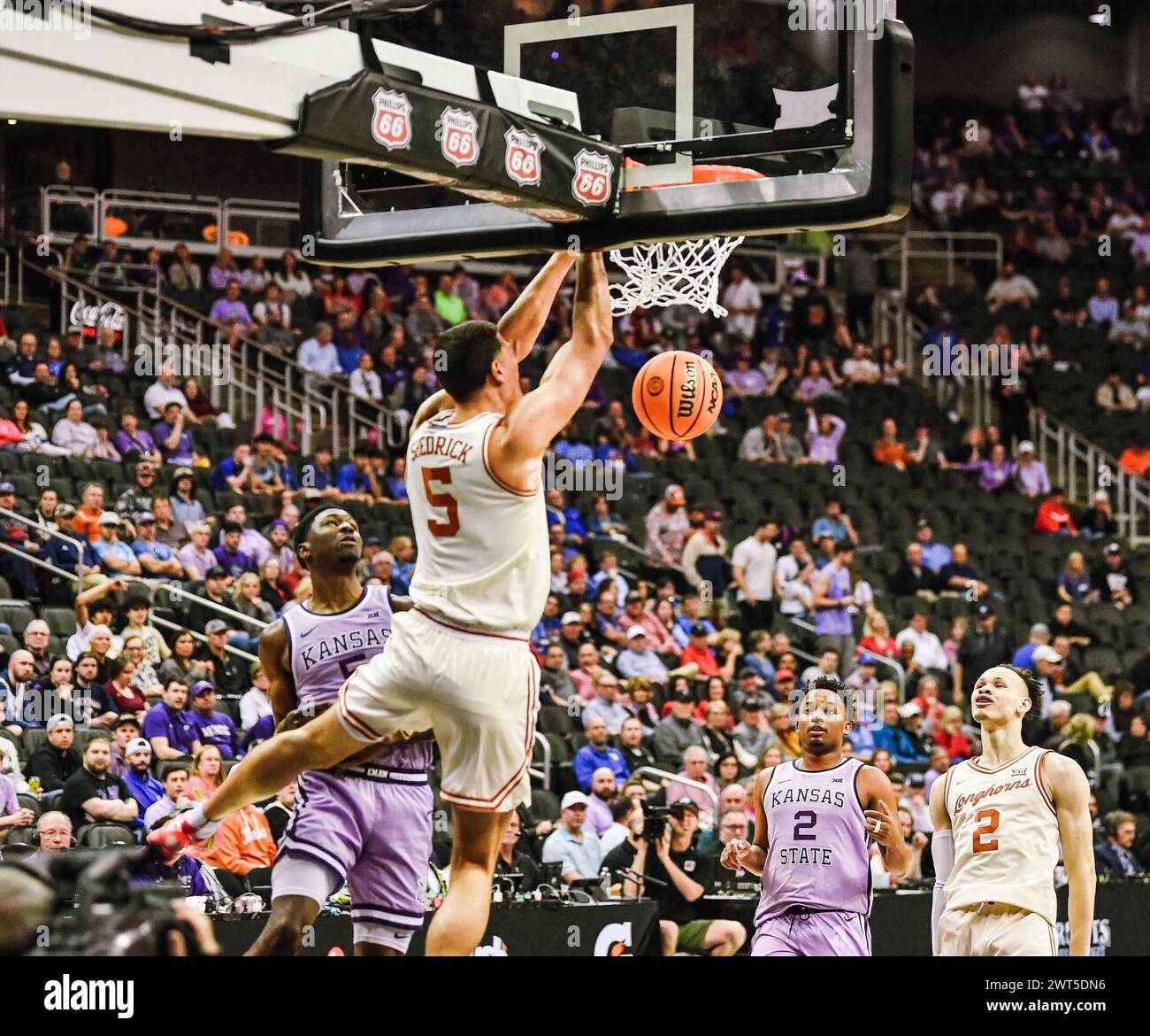 Kansas City, Missouri, USA. 13th Mar, 2024. Texas (1) F Dylan Sisu ...