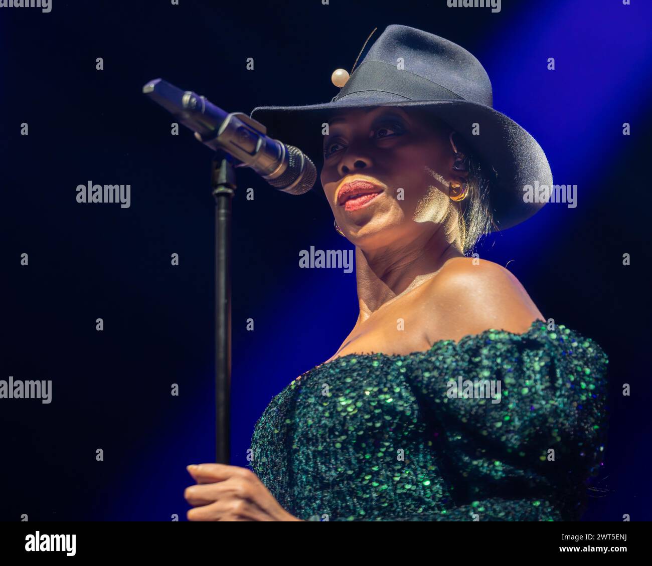 Sarah brown simple minds backing vocals hi-res stock photography and ...