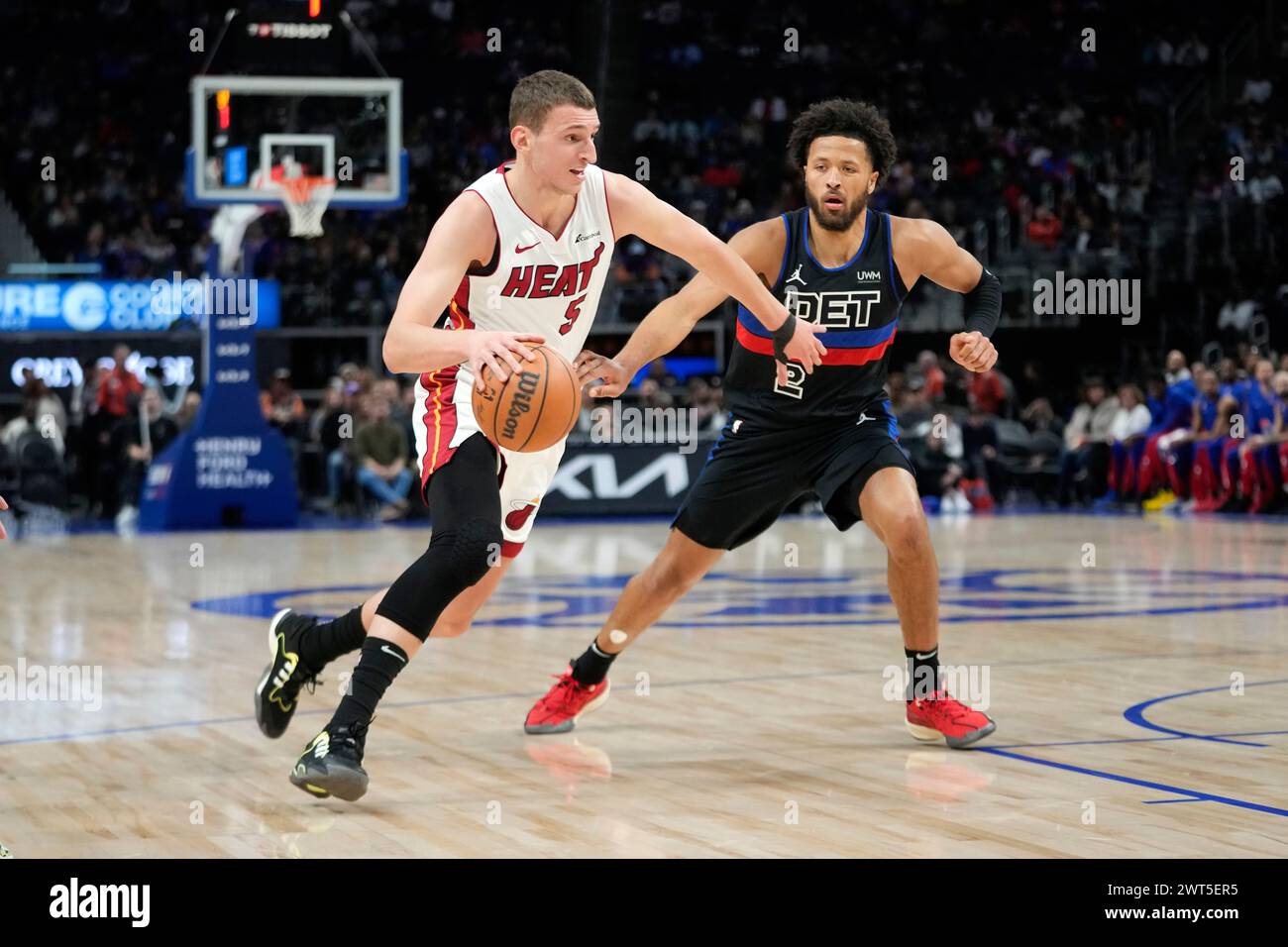 Miami Heat forward Nikola Jovic (5) drives on Detroit Pistons guard ...