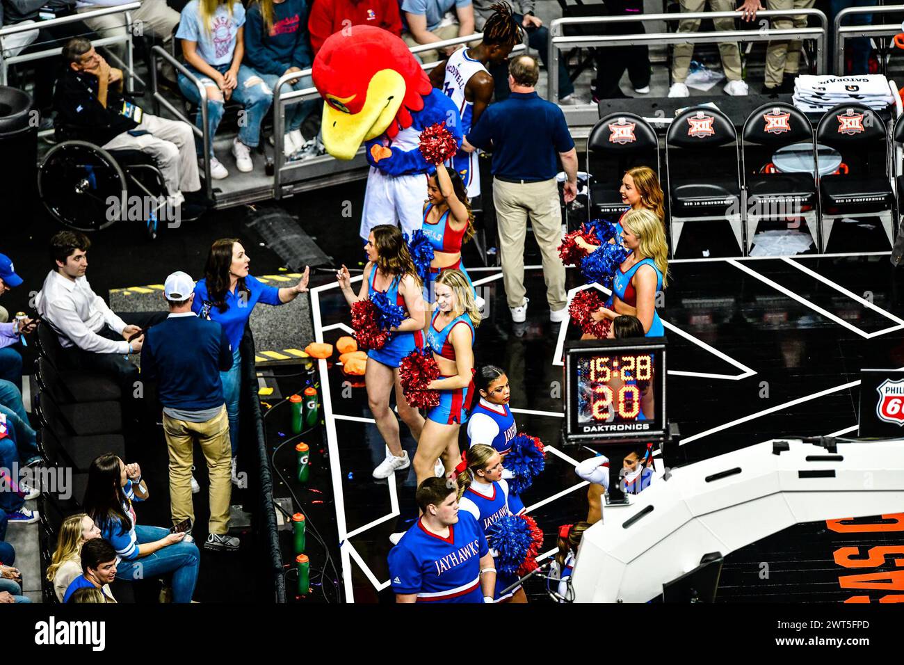Kansas basketball team hi-res stock photography and images - Alamy