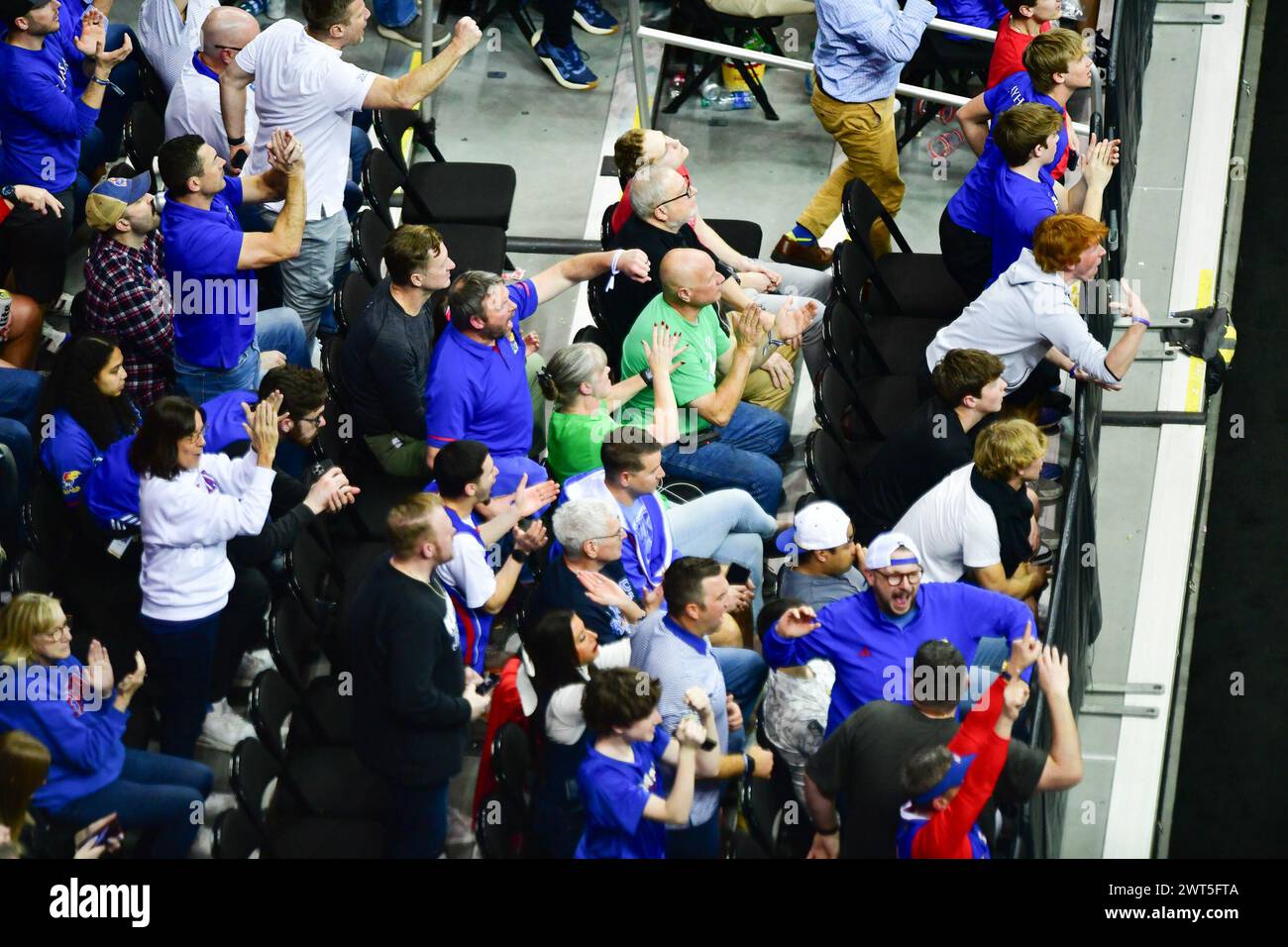 Kansas basketball team hi-res stock photography and images - Alamy
