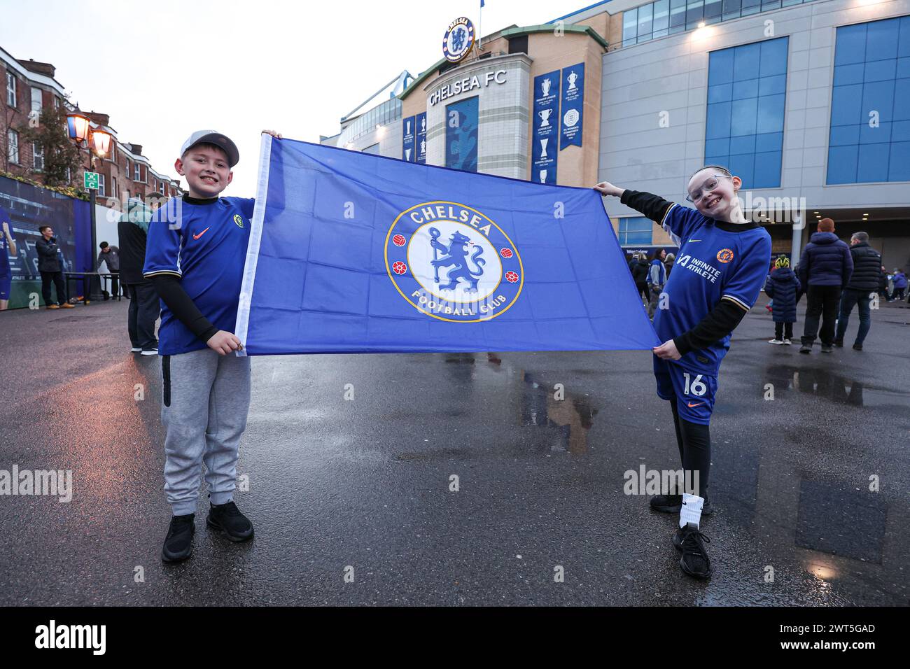 Young chelsea fans hi-res stock photography and images - Alamy
