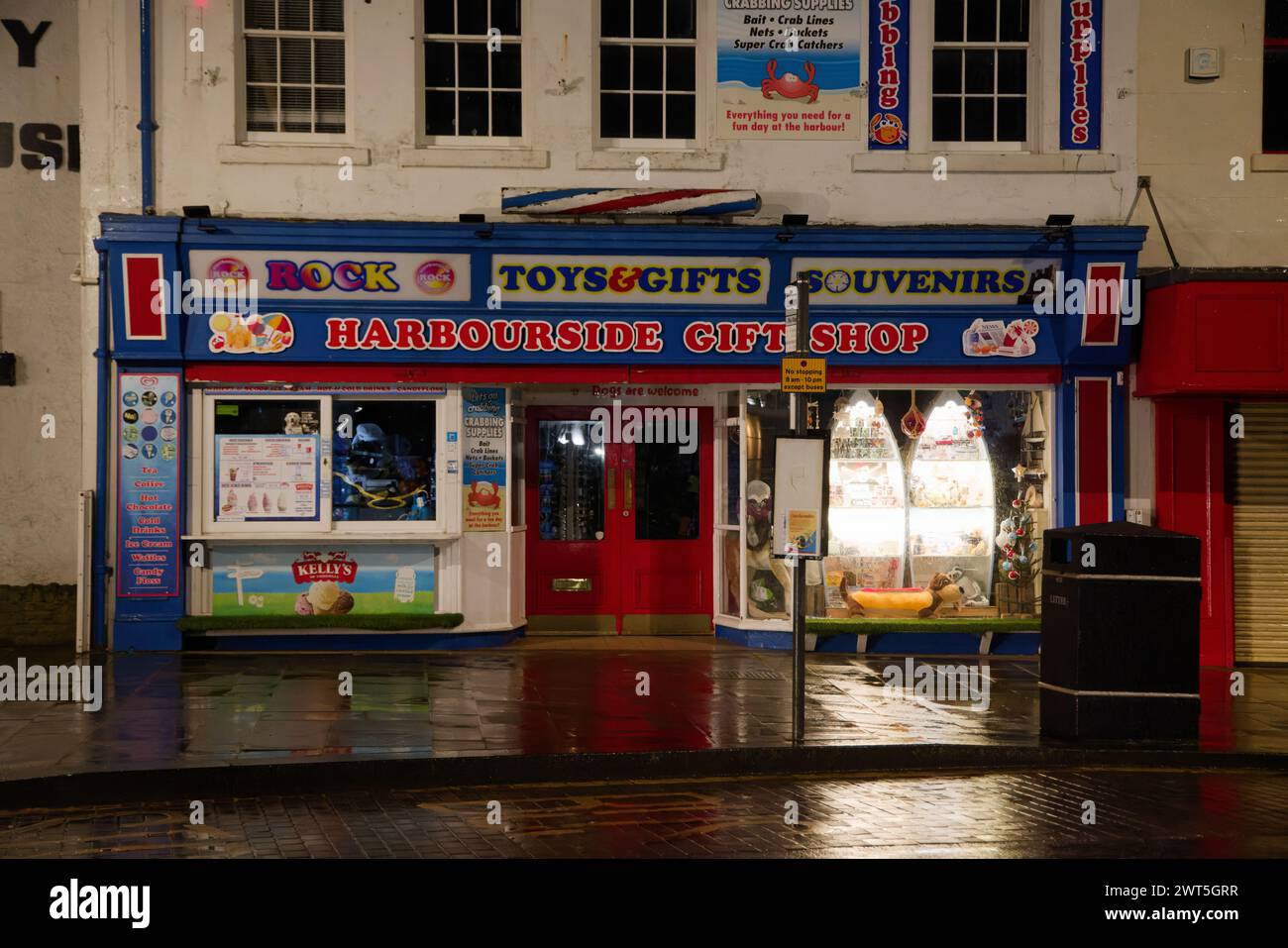 Seaside Giftshop Scene at night Stock Photo - Alamy