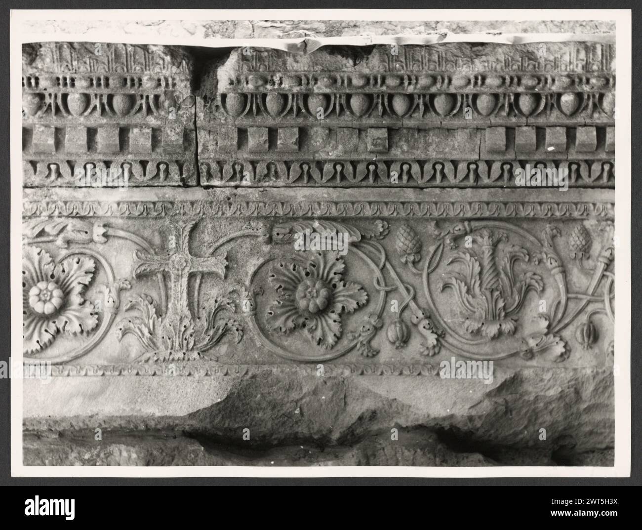 Three doric capitals hi-res stock photography and images - Alamy