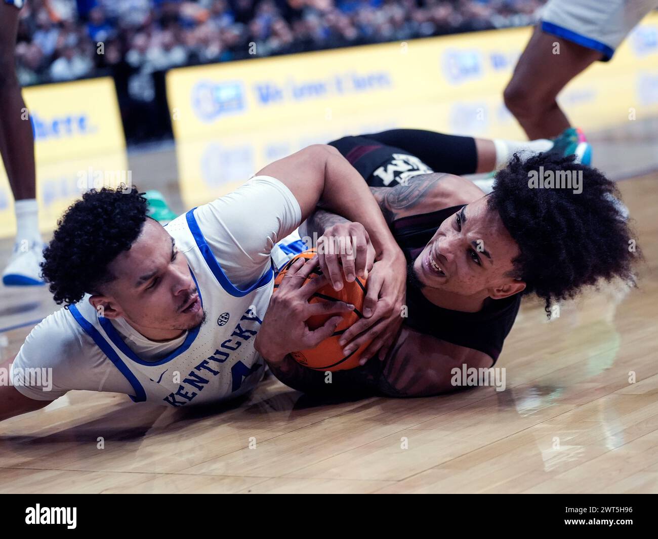 Kentucky forward Tre Mitchell (4) and Texas A&M forward Andersson ...