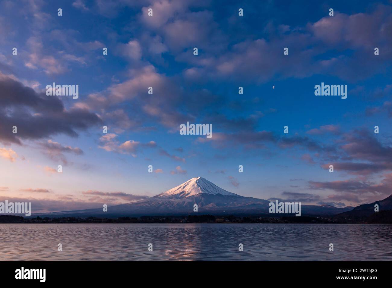 Mount Fuji, Lake Kawaguchi, early spring morning, Fujikawaguchiko-cho ...