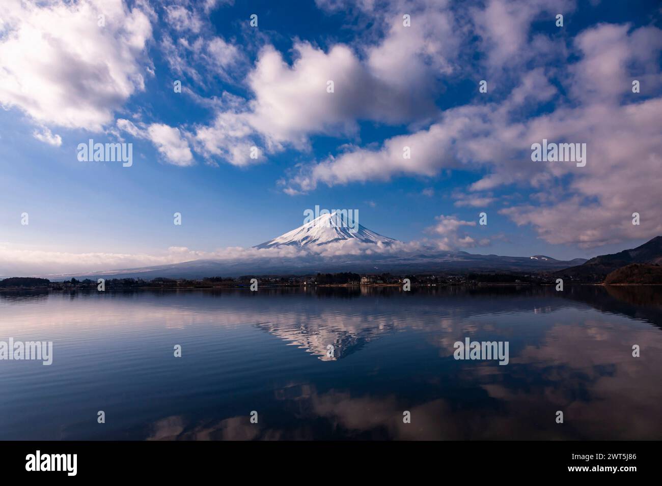 Mount Fuji, Lake Kawaguchi, early spring morning, Fujikawaguchiko-cho ...