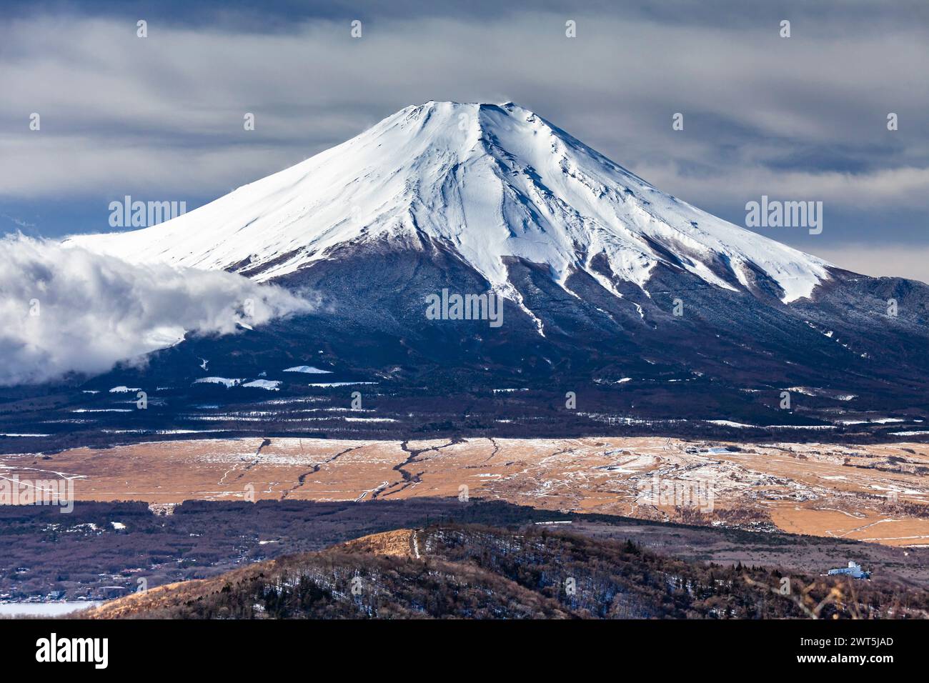 Mount Fuji, winter view from Mt. Ishiwari(1412m), Yamanakako, Yamanashi ...